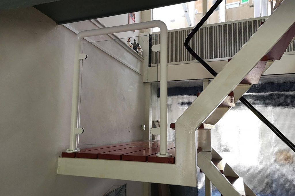 Glazen balustrade op bordes in Haarlem