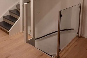 Glazen balustrade langs Trapgat in Heerhugowaard