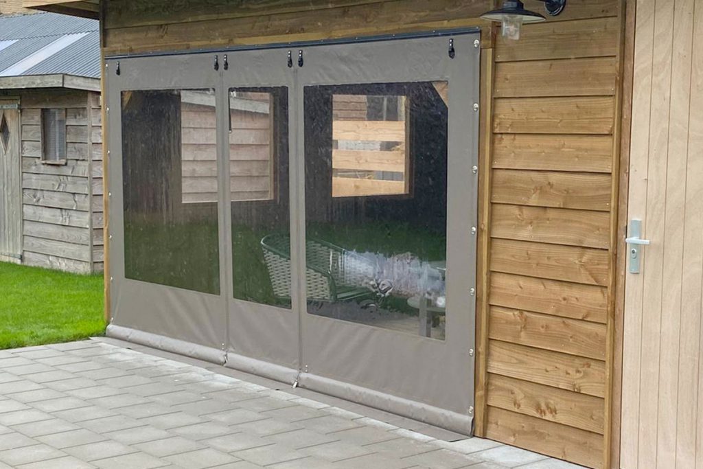 Verandazeil met deur