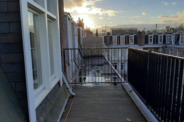 Hekwerk op dakterras in Amsterdam