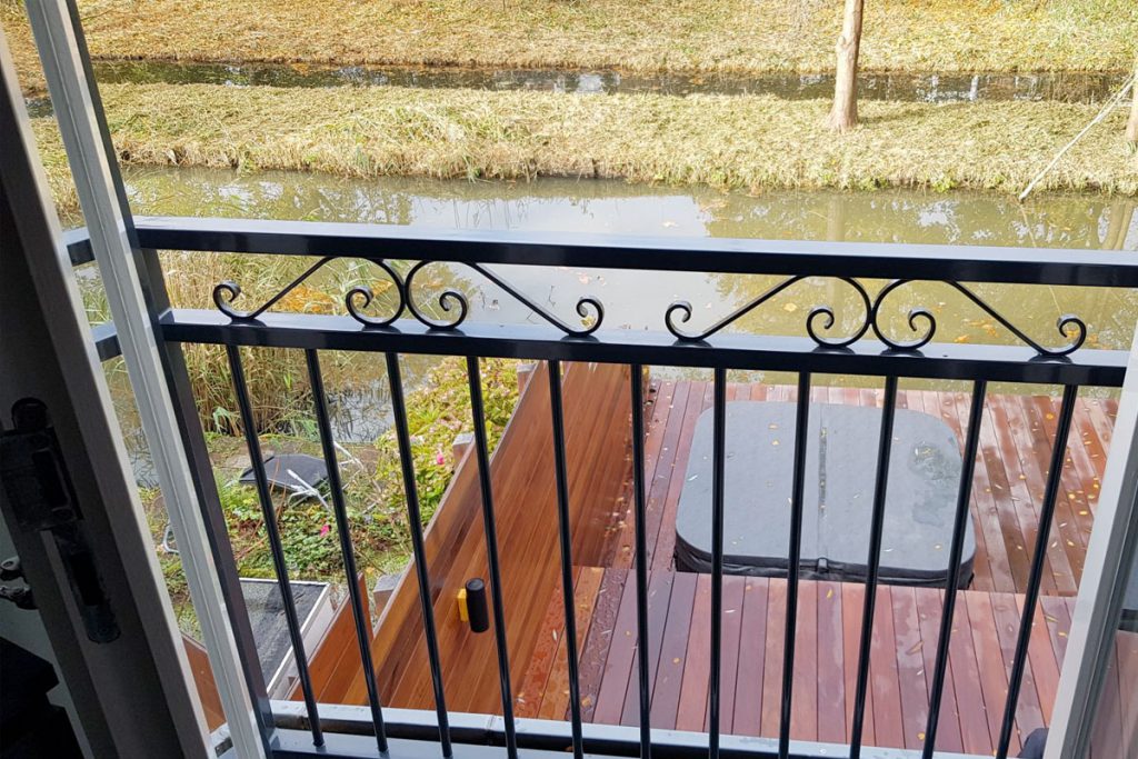 Stalen Frans balkonhek met sierkrullen