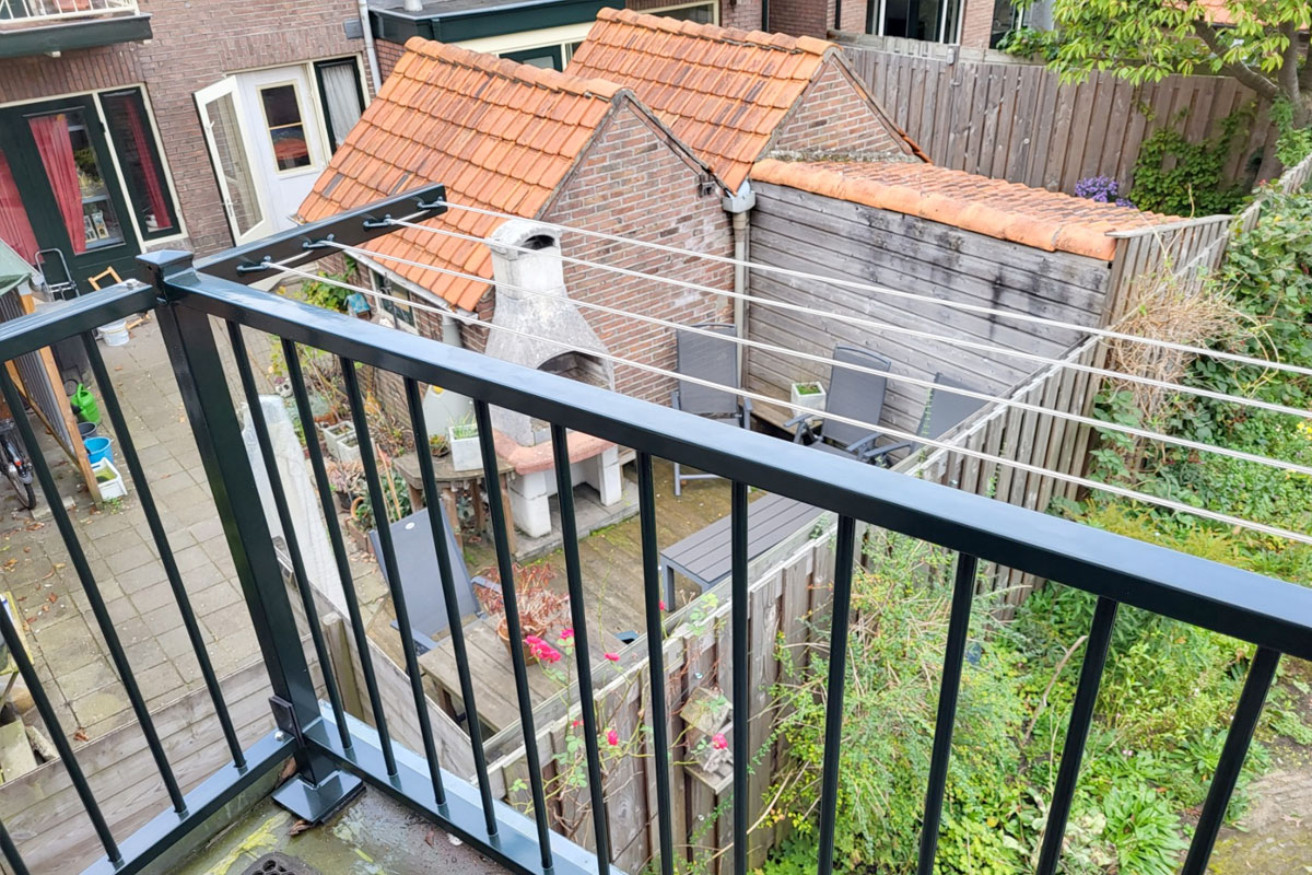 Stalen balkonhek met waslijnbeugels - Balkonhekwerk