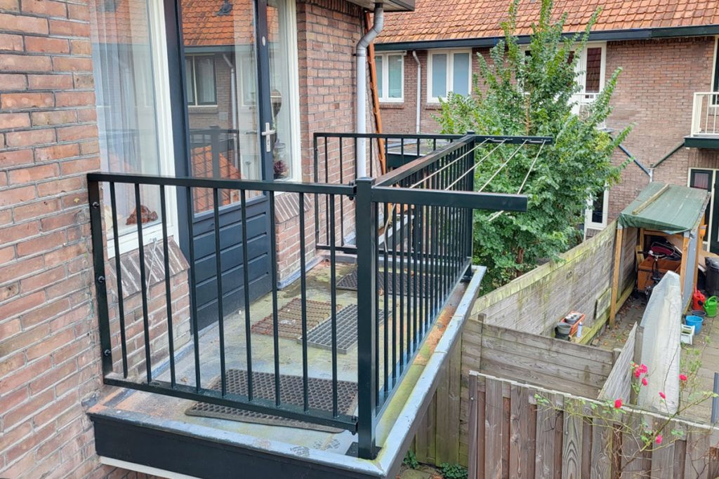 Stalen Balkonhek met Waslijnbeugels in Amersfoort
