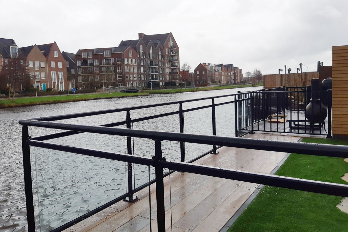 Glazen balustrade langs terras in Oegstgeest - Balkonhekwerk