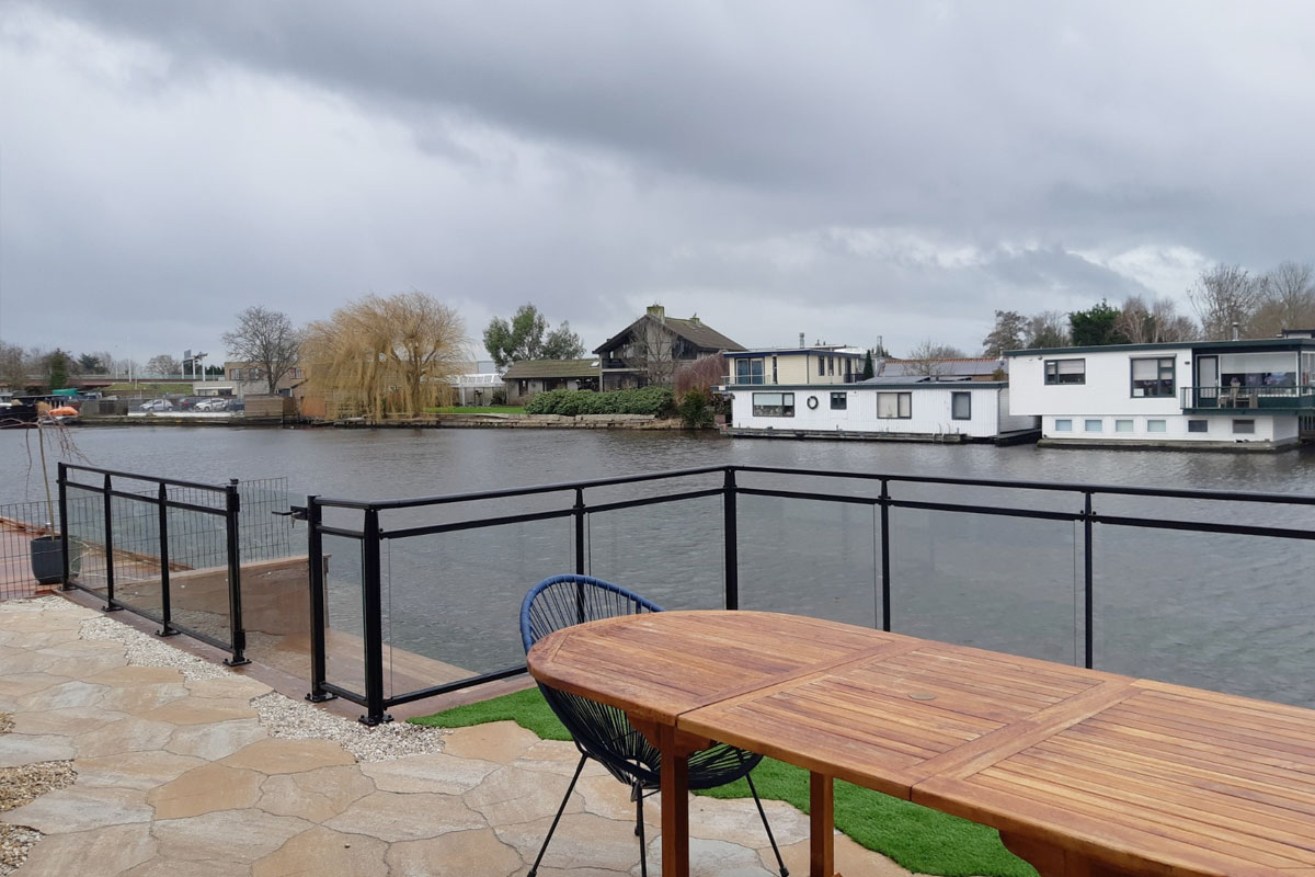 Glazen balustrade langs terras in Oegstgeest - Balkonhekwerk