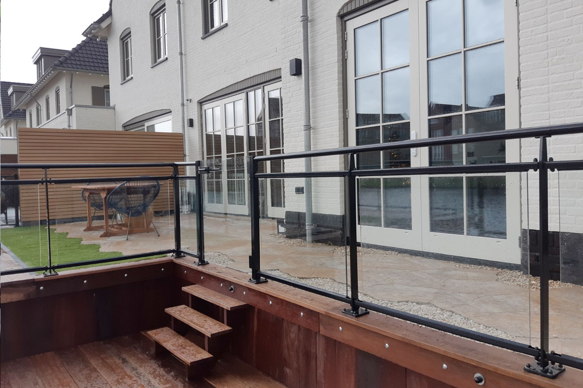 Glazen balustrade langs terras in Oegstgeest - Balkonhekwerk