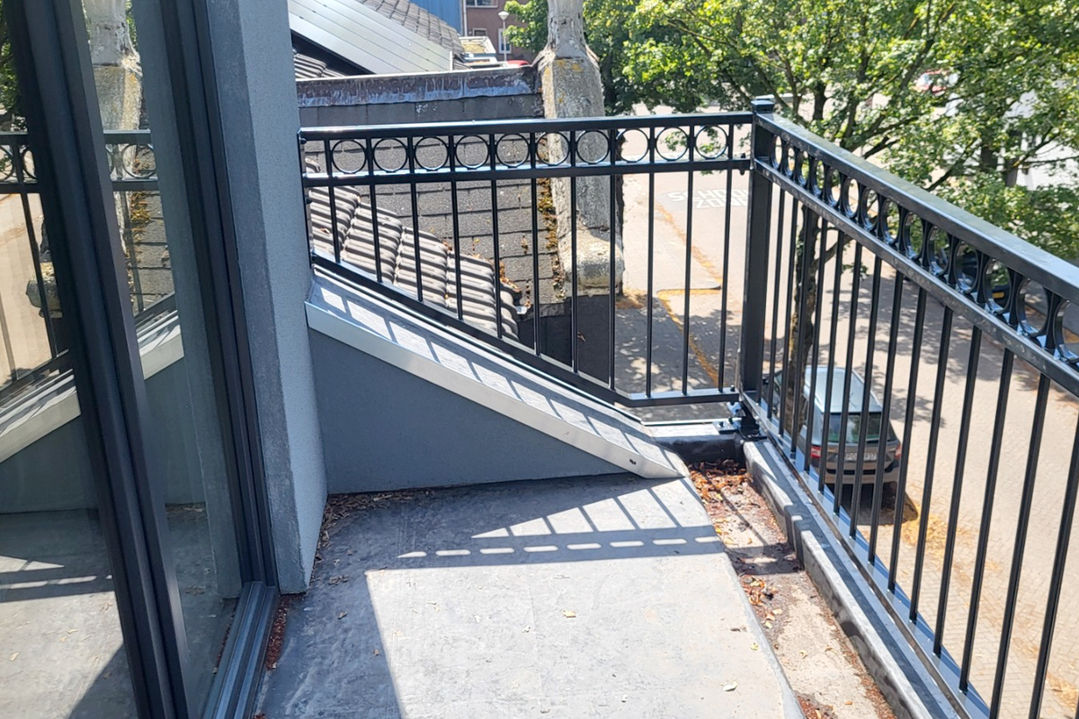 Stalen balkonhek met ringen geplaatst in Tilburg
