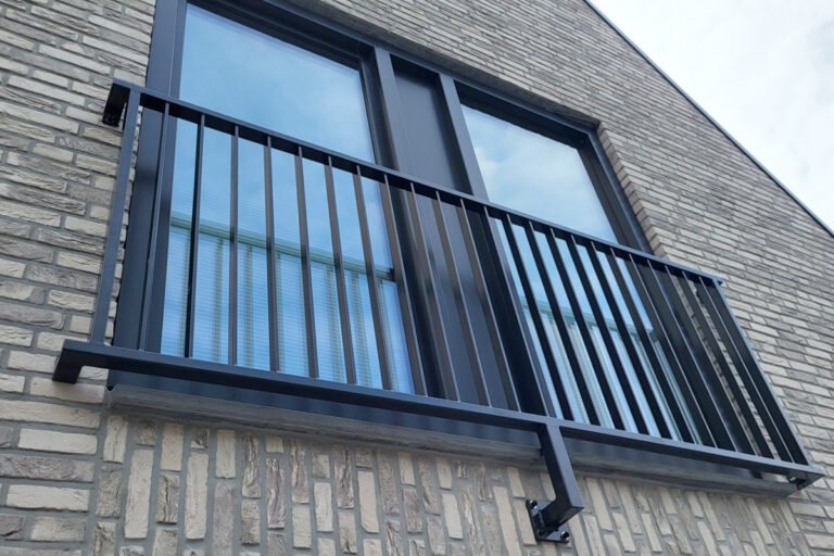 Stalen Frans balkonhek geplaatst in Bunschoten-Spakenburg